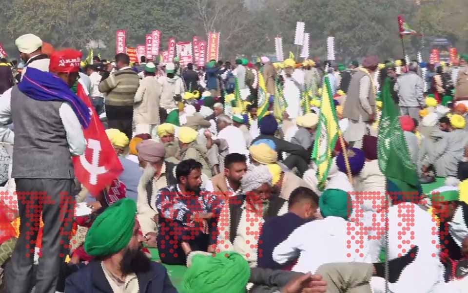 Farmers raise slogans against Centre from Delhi's Ramlila Maidan Farmers raise slogans against Centre from Delhi's Ramlila Maidan